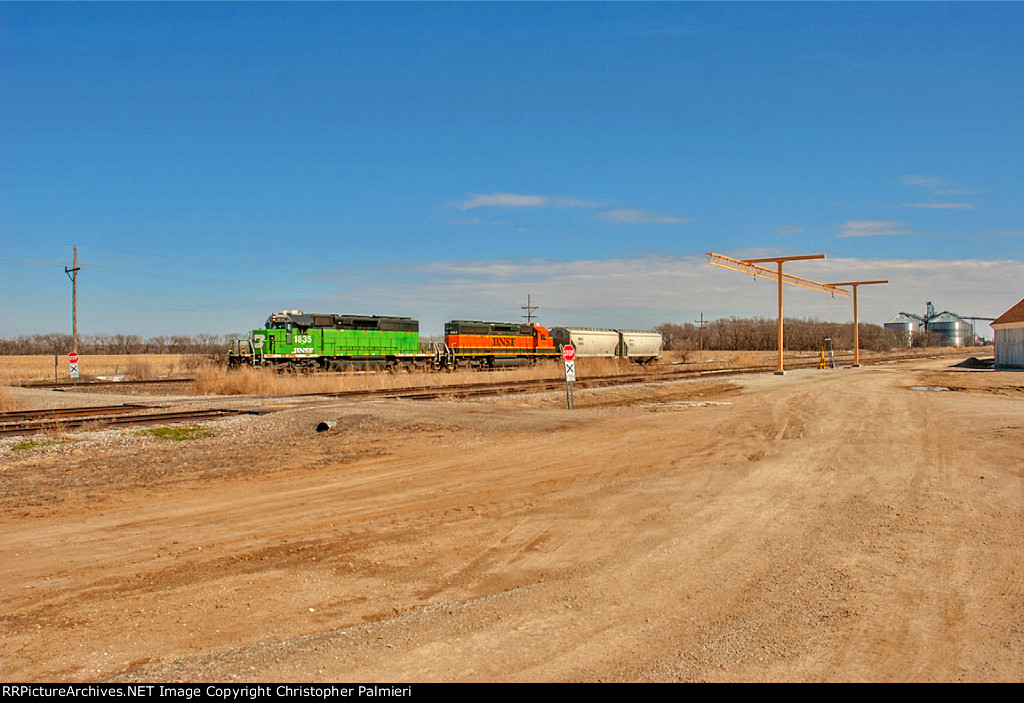 BNSF 1835 and BNSF 1664